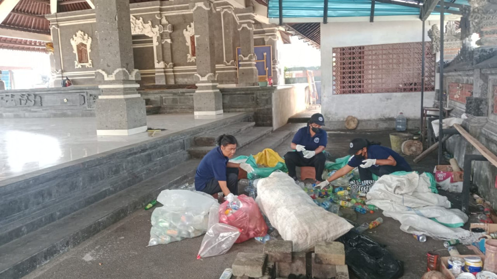 Pelaksanaan Kegiatan Bank Sampah Mangu Srikandi Desa Sembung Bulan ...